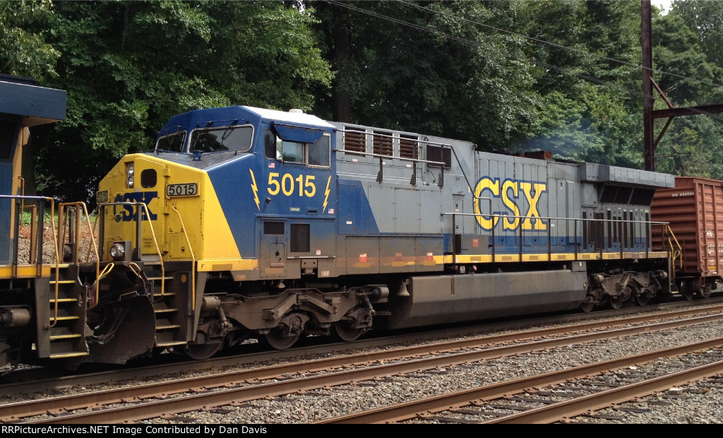 CSX AC60CW 5015 in YN2 trails on Q438-01